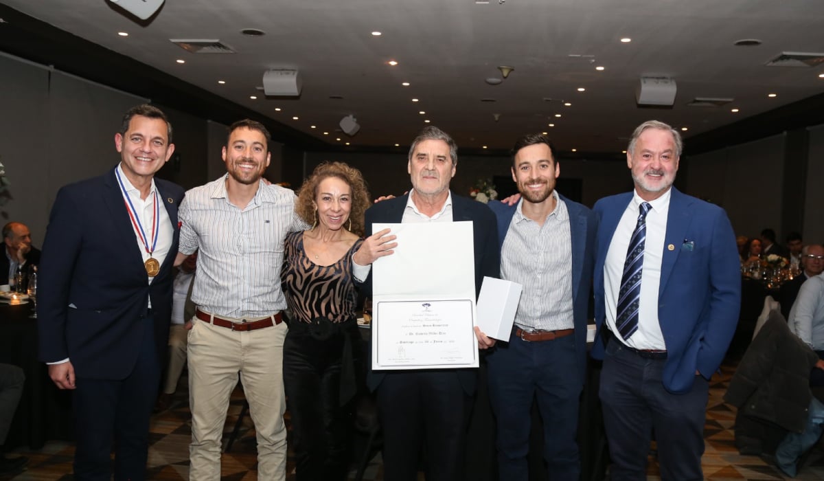 Dr. Roberto Yáñez recibe máxima distinción de Sociedad Chilena de ...